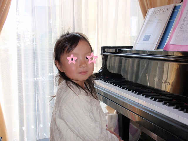 3月の発表会にむけてプログラムの写真撮り。 | mimoza-piano