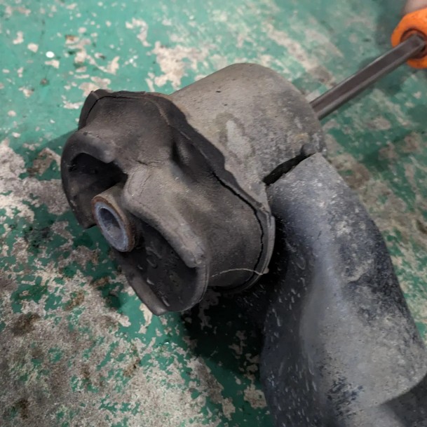 C25セレナのトレーリングアーム交換 | Viper Blog