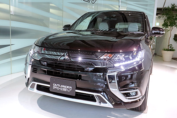 三菱 アウトランダー PHEV G プラス パッケージ ブラック Mitsubishi Outlander PHEV G Plus Package : Black | Car and Moto ...