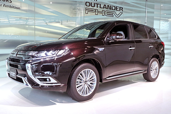 三菱 アウトランダー PHEV G プラス パッケージ ブラック Mitsubishi Outlander PHEV G Plus Package : Black | Car and Moto ...