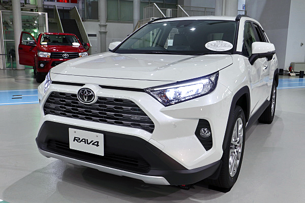 トヨタ RAV4 G Zパッケージ ホワイト Toyota RAV4 G "Z Package" : White | Car and Moto in Japan