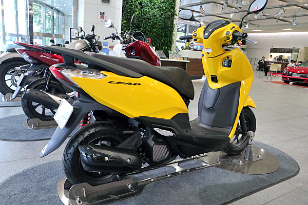 ホンダ リード125 スペシャル イエロー Honda LEAD 125 Special : Yellow | Car and Moto in Japan