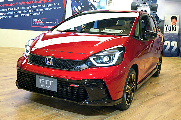 ホンダ フィット e:HEV RS レッド Honda Fit e:HEV RS : Red | Car and Moto in Japan