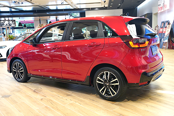 ホンダ フィット e:HEV RS レッド Honda Fit e:HEV RS : Red | Car and Moto in Japan
