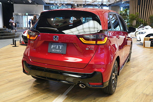 ホンダ フィット e:HEV RS レッド Honda Fit e:HEV RS : Red | Car and Moto in Japan