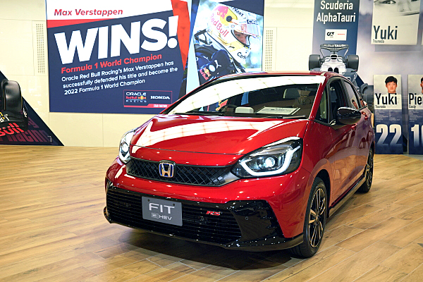 ホンダ フィット e:HEV RS レッド Honda Fit e:HEV RS : Red | Car and Moto in Japan