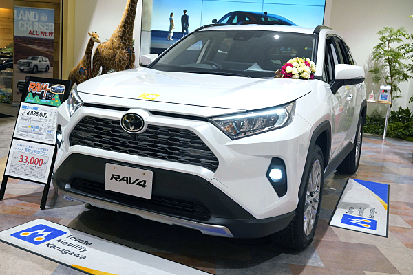 トヨタ RAV4 G Zパッケージ ホワイト Toyota RAV4 G "Z Package" : White | Car and Moto in Japan