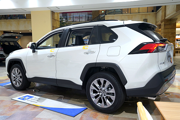 トヨタ RAV4 G Zパッケージ ホワイト Toyota RAV4 G "Z Package" : White | Car and Moto in Japan
