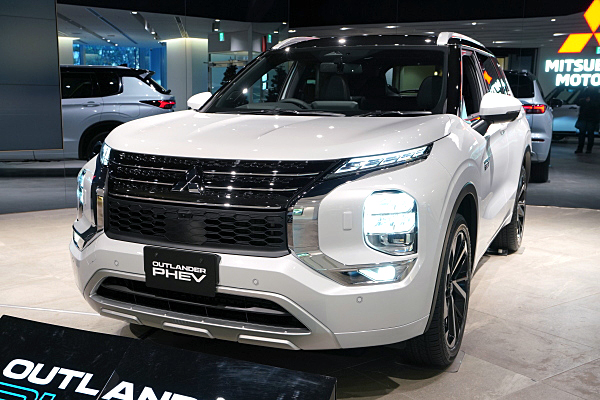 三菱 アウトランダー PHEV P ホワイト / ブラック 機能装備追加 Mitsubishi Outlander PHEV P : White / Black | Car and Moto ...