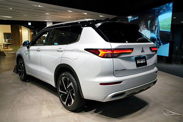 三菱 アウトランダー PHEV P ホワイト / ブラック 機能装備追加 Mitsubishi Outlander PHEV P : White / Black | Car and Moto ...