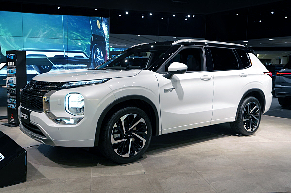 三菱 アウトランダー PHEV P ホワイト / ブラック 機能装備追加 Mitsubishi Outlander PHEV P : White / Black | Car and Moto ...