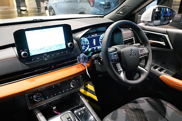 三菱 アウトランダー PHEV P ホワイト / ブラック 機能装備追加 Mitsubishi Outlander PHEV P : White / Black | Car and Moto ...