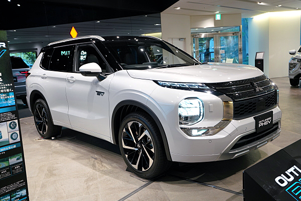 三菱 アウトランダー PHEV P ホワイト / ブラック 機能装備追加 Mitsubishi Outlander PHEV P : White / Black | Car and Moto ...