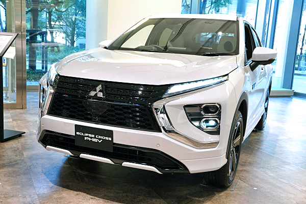 三菱 エクリプス クロス PHEV P ホワイト Mitsubishi Eclipse Cross PHEV P : White | Car and Moto in Japan