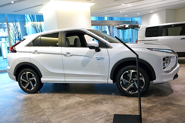 三菱 エクリプス クロス PHEV P ホワイト Mitsubishi Eclipse Cross PHEV P : White | Car and Moto in Japan