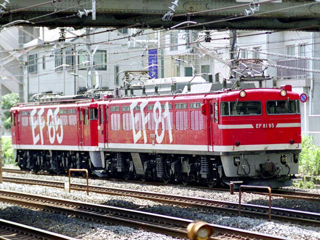 EF65 1019 レインボー塗装とEF8195 レインボー塗装機重連が保線クリーン作業 | 湘南急行鉄道物語