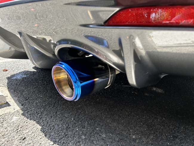 【取付レビュー】ノート E12 HE12 NISMO テーパー マフラーカッター 90mm ブルー 焼色タイプ 1本 NISSAN 日産 NOTE NISMO e-powerの取付レビューを ...