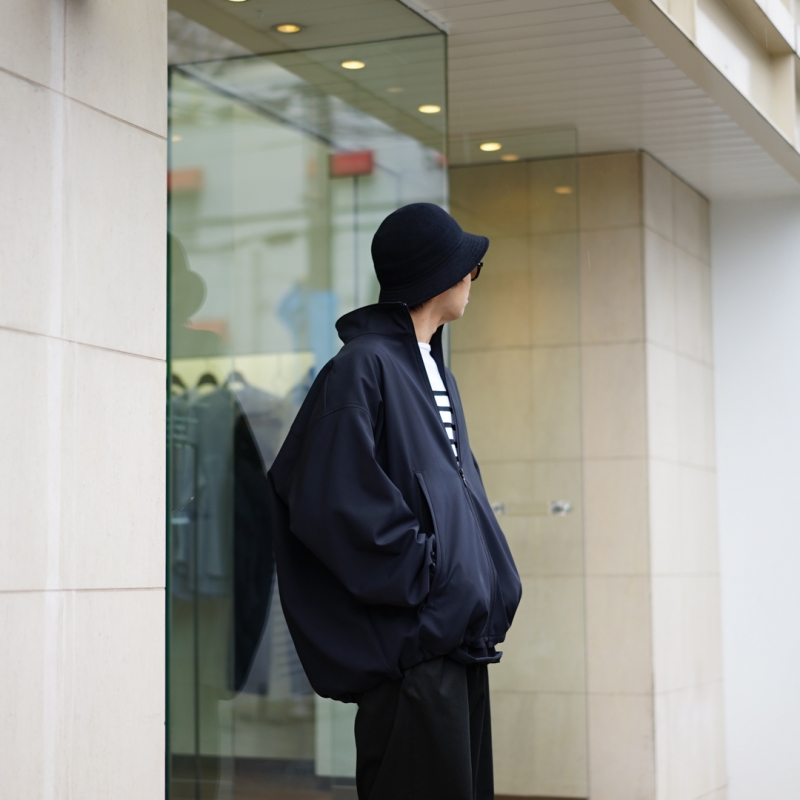 Graphpaper(グラフペーパー)23SS Collectionの新作、Stretch Double Satin Track Blouson(GM231-30060) のご紹介です ...