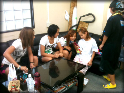 今週の画伯 ERI & MARI 姉妹がケンカしながら… | B-TRIBE Digital Magagine [ B-ing ]