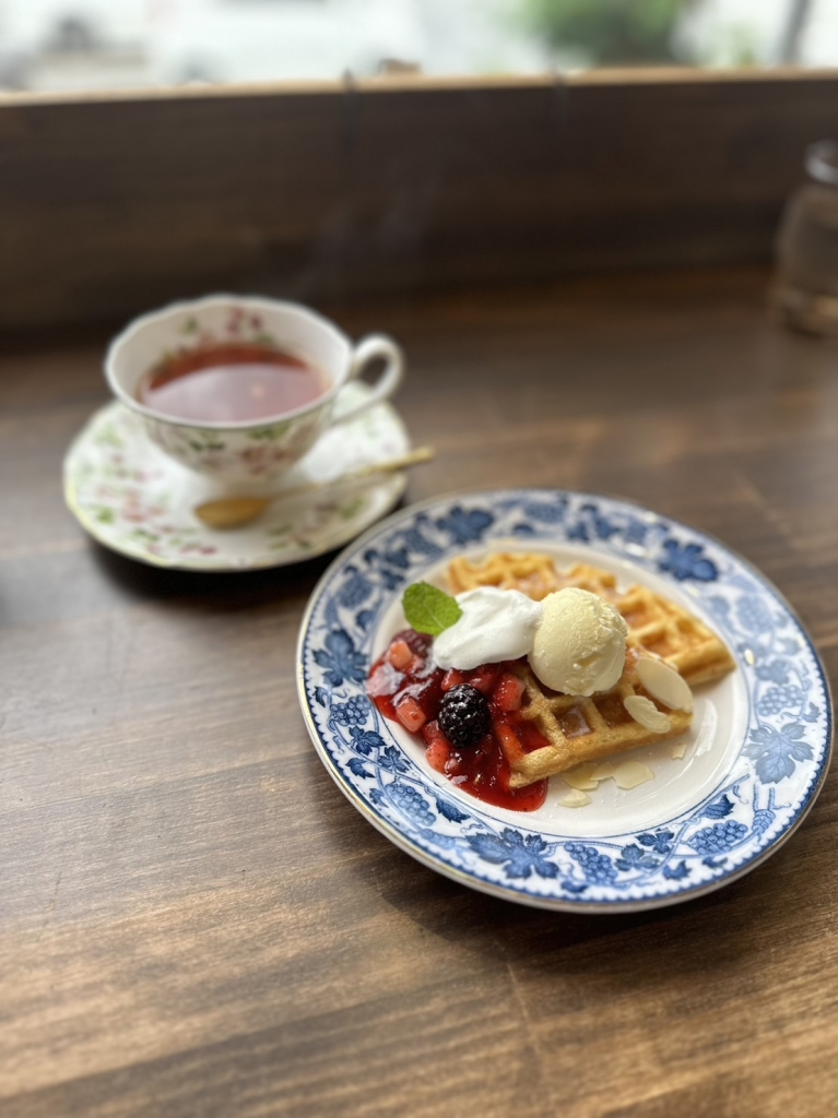 京都グルメレポート814「テンダーコーヒー ワッフル」ブルーベリーとクリームチーズのハニーワッフル ベリーベリーワッフル | 京都グルメR