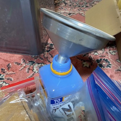 一斗缶から容器へ小分け | これのこそ！