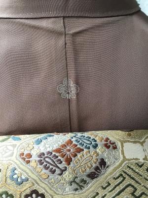 波に貝合わせ文様の五つ紋の色留袖 | 時代布池田ブログ