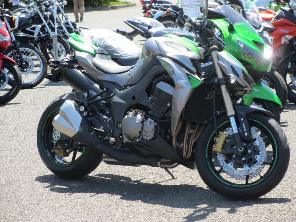 カワサキ Kawasaki Z1000 & Z800 | Car and Moto in Japan