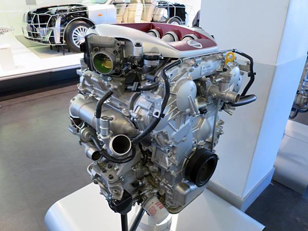 日産 GT-R VR38 エンジン組立 実演 Nissan GT-R VR38 engine assembly demonstration ...