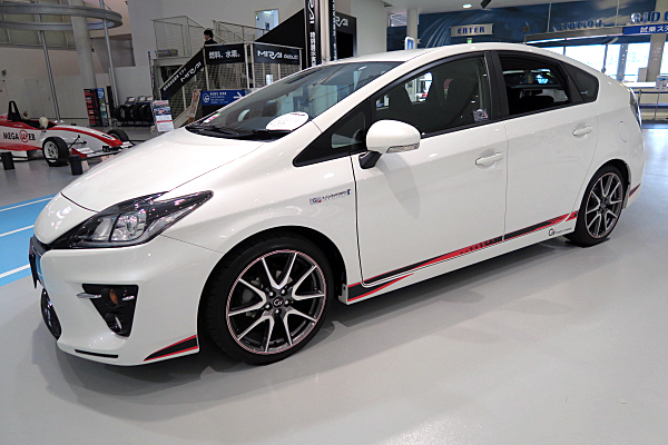 トヨタ プリウス G's Toyota Prius G's | Car and Moto in Japan