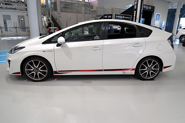 トヨタ プリウス G's Toyota Prius G's | Car and Moto in Japan