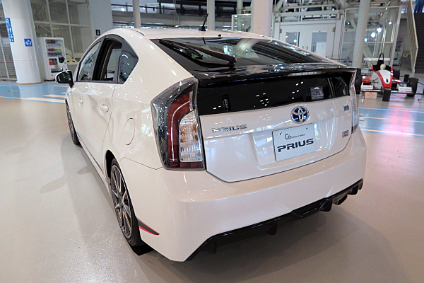 トヨタ プリウス G's Toyota Prius G's | Car and Moto in Japan