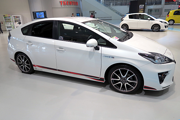 トヨタ プリウス G's Toyota Prius G's | Car and Moto in Japan