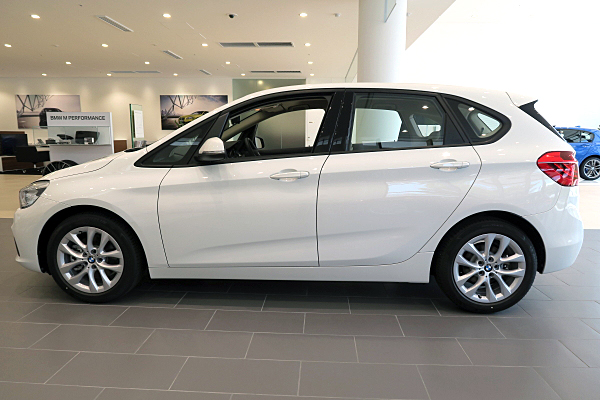 BMW 218i アクティブツアラー 特別限定車 ファッショニスタ BMW 218i Active Tourer "Fashionista ...