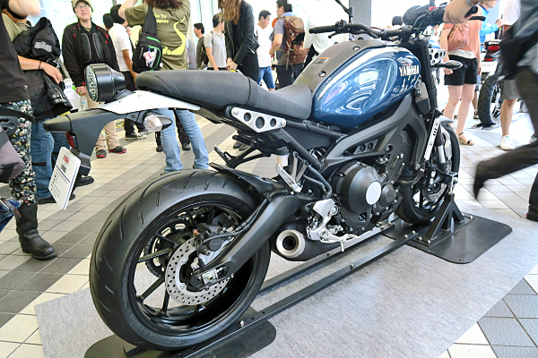 ヤマハ XSR900 : ブルー Yamaha XSR900 : Blue | Car and Moto in Japan