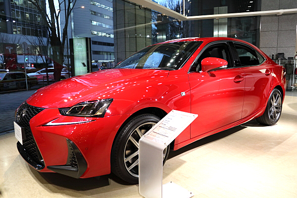 レクサス IS200t Fスポーツ : レッド Lexus IS200t F Sport : Red | Car and Moto in Japan