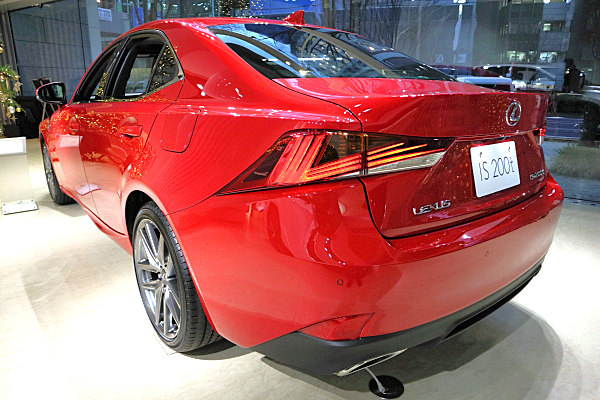 レクサス IS200t Fスポーツ : レッド Lexus IS200t F Sport : Red | Car and Moto in Japan