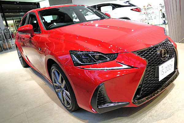 レクサス IS200t Fスポーツ : レッド Lexus IS200t F Sport : Red | Car and Moto in Japan