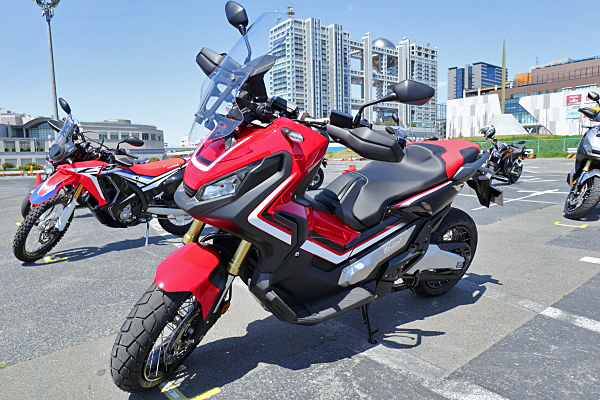 ホンダ X-ADV レッド Honda X-ADV : Red | Car and Moto in Japan