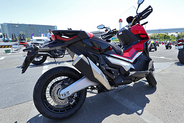 ホンダ X-ADV レッド Honda X-ADV : Red | Car and Moto in Japan