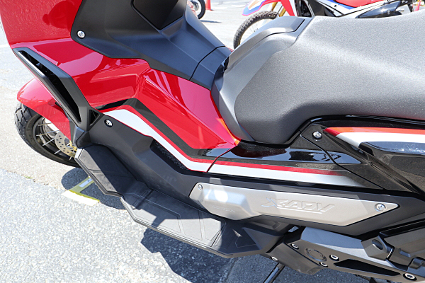 ホンダ X-ADV レッド Honda X-ADV : Red | Car and Moto in Japan