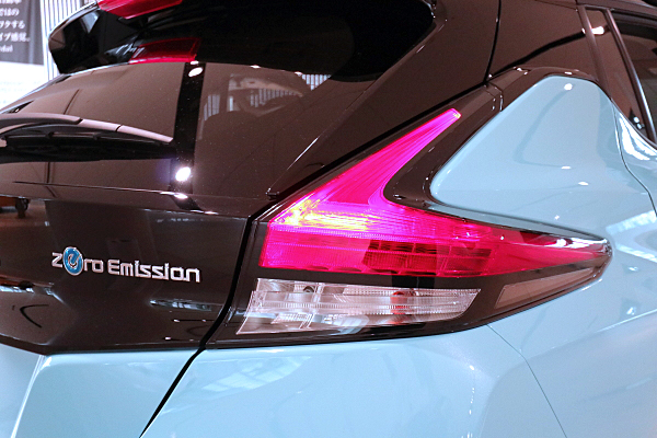 日産 リーフ X ブルー Nissan Leaf X : Blue | Car and Moto in Japan