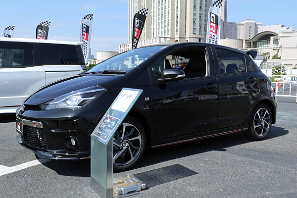 トヨタ ヴィッツ GR スポーツ ブラック Toyota Vitz GR SPORT : Black | Car and Moto in Japan
