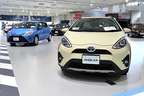 トヨタ アクア クロスオーバー : ベージュ Toyota Aqua Crossover : Beige | Car and Moto in ...