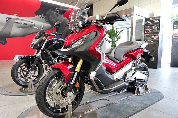 ホンダ X-ADV レッド Honda X-ADV : Red | Car and Moto in Japan