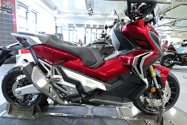 ホンダ X-ADV レッド Honda X-ADV : Red | Car and Moto in Japan