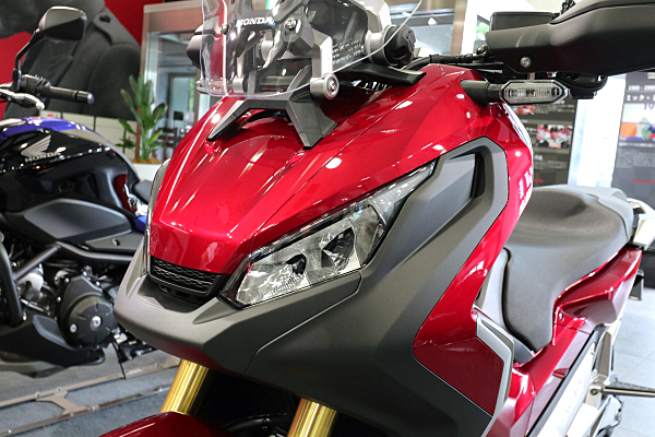 ホンダ X-ADV レッド Honda X-ADV : Red | Car and Moto in Japan