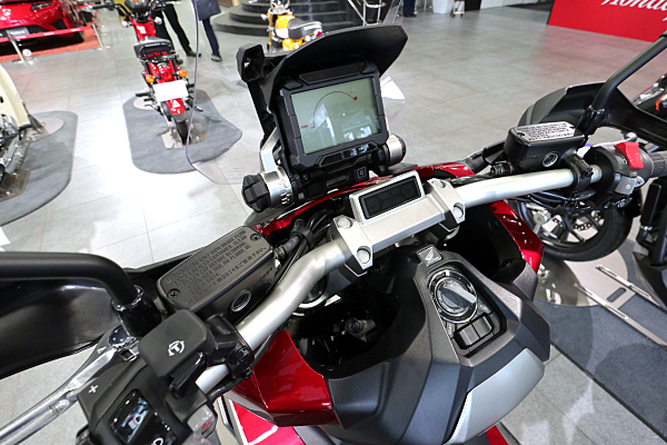 ホンダ X-ADV レッド Honda X-ADV : Red | Car and Moto in Japan