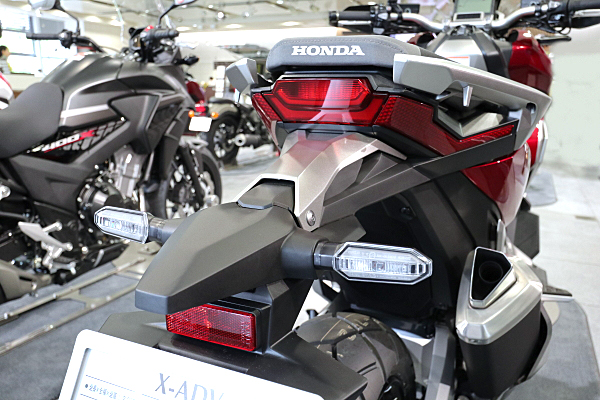 ホンダ X-ADV レッド Honda X-ADV : Red | Car and Moto in Japan