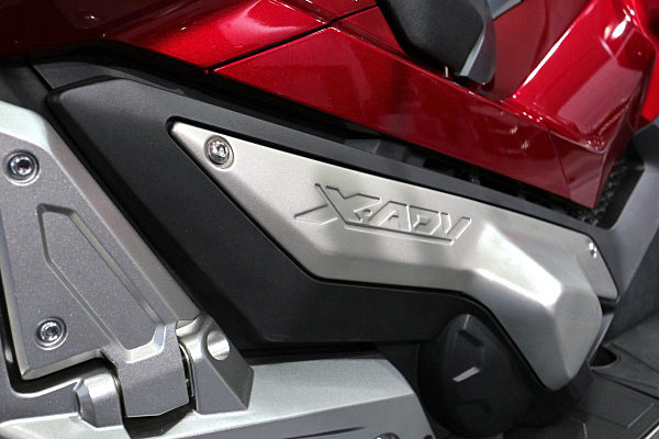 ホンダ X-ADV レッド Honda X-ADV : Red | Car and Moto in Japan