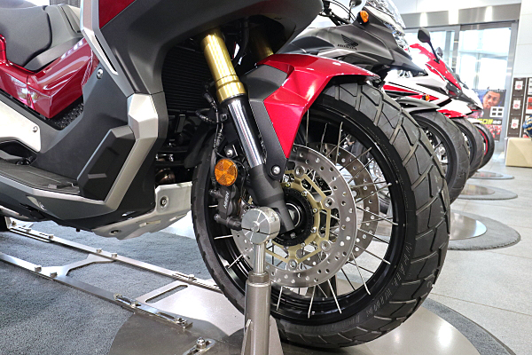 ホンダ X-ADV レッド Honda X-ADV : Red | Car and Moto in Japan